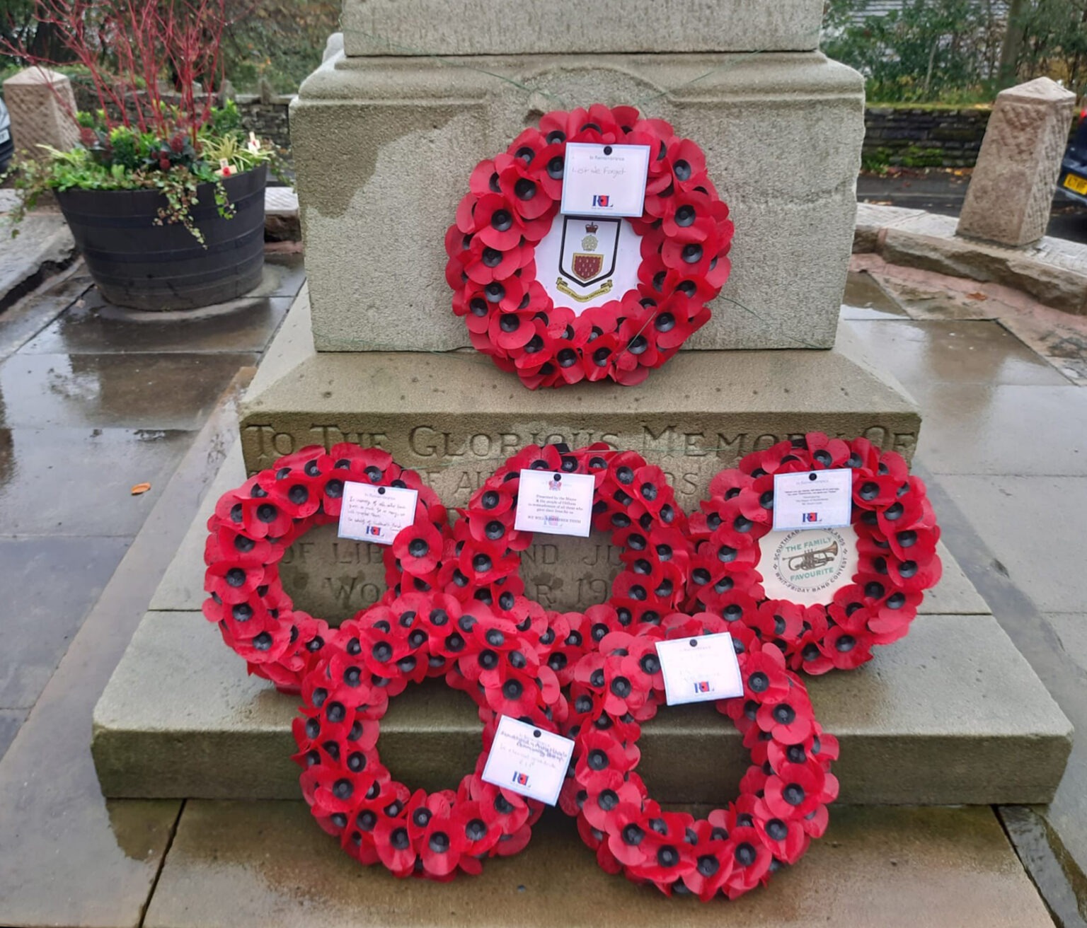Austerlands remembers its fallen on Remembrance Sunday - Saddleworth ...