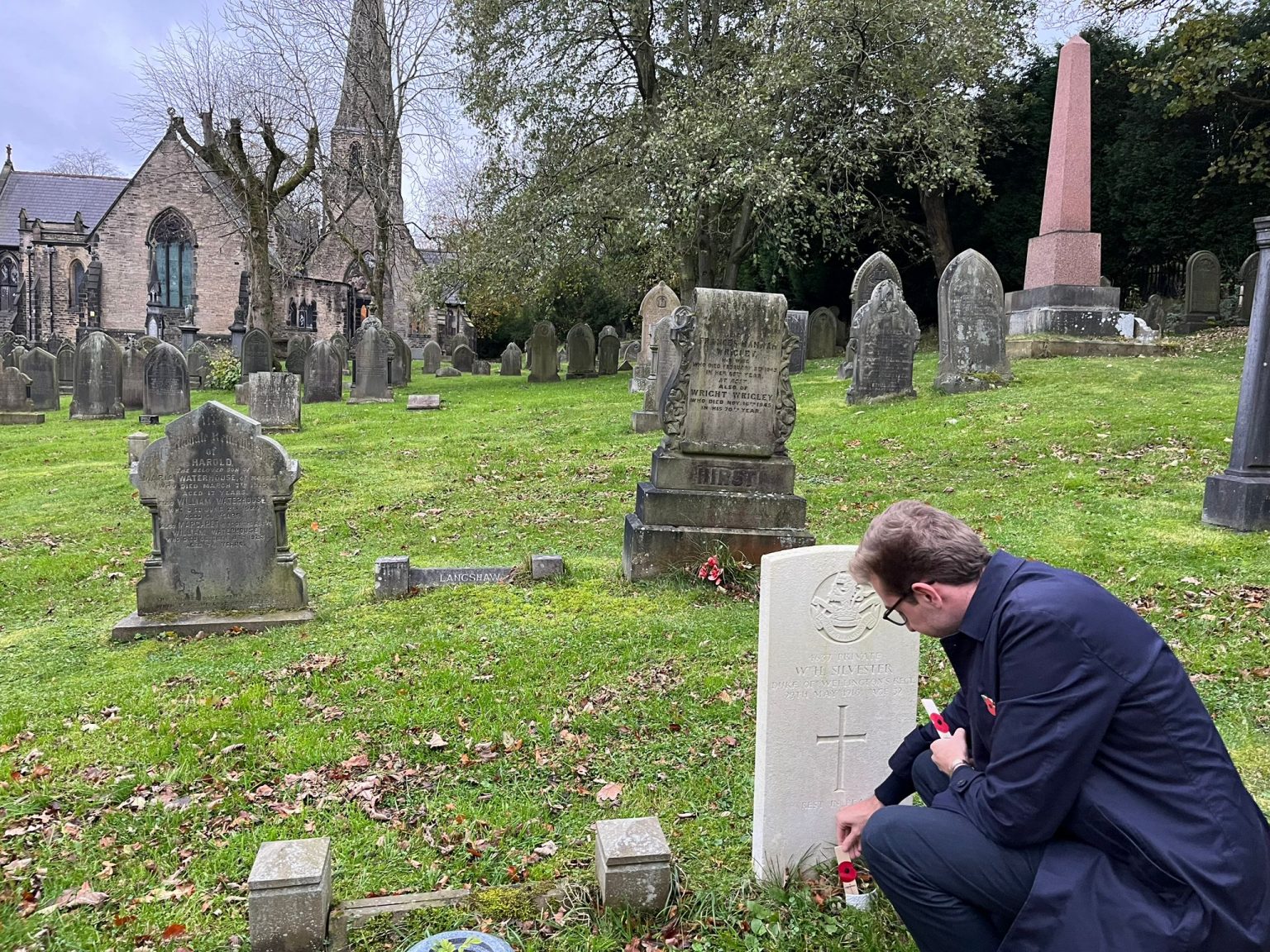 Saddleworth war heroes commemorated with poppy gesture - Saddleworth ...